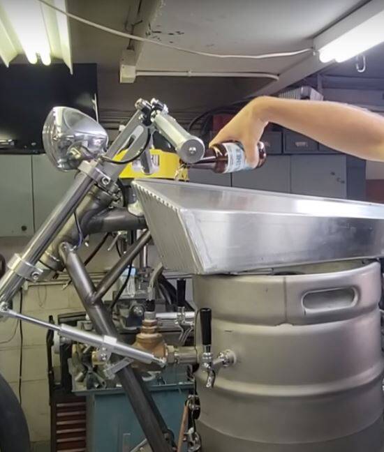 Padre e hijo crearon novedosa innovación, una moto que usa cerveza como ...
