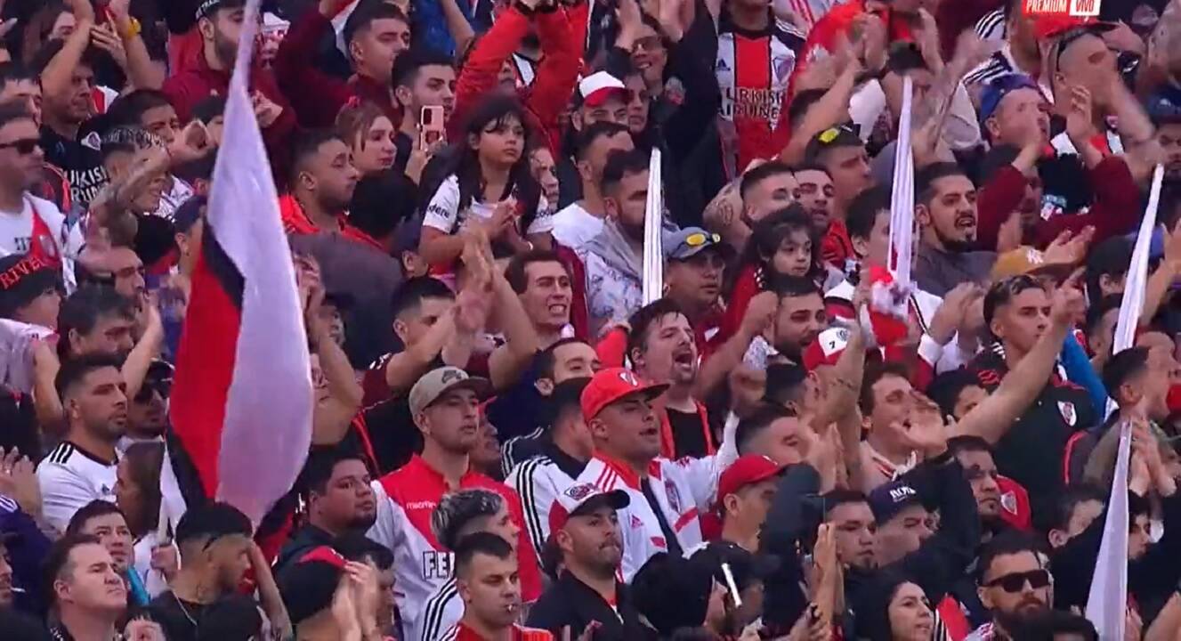 Hincha De River Muere Al Caer En Pleno Juego De La Tribuna Del Estadio