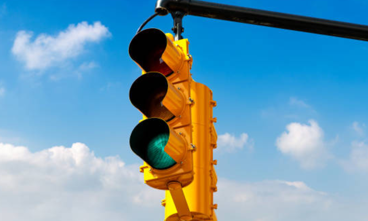 Proponen agregar al semáforo una cuarta luz: ¿qué función tendría?