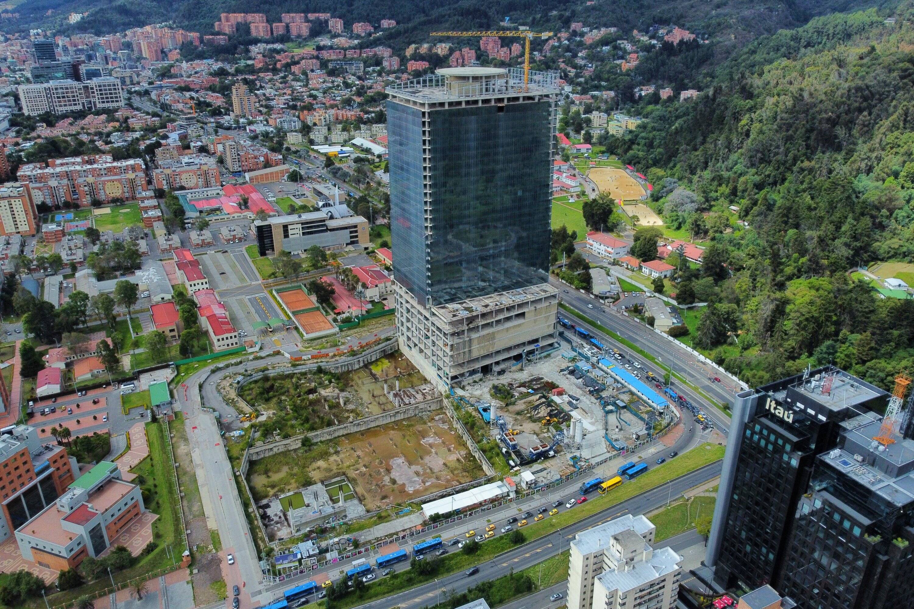 Bogotá: Jugosa demanda de conocida cadena chilena contra edificio de la 100 con séptima