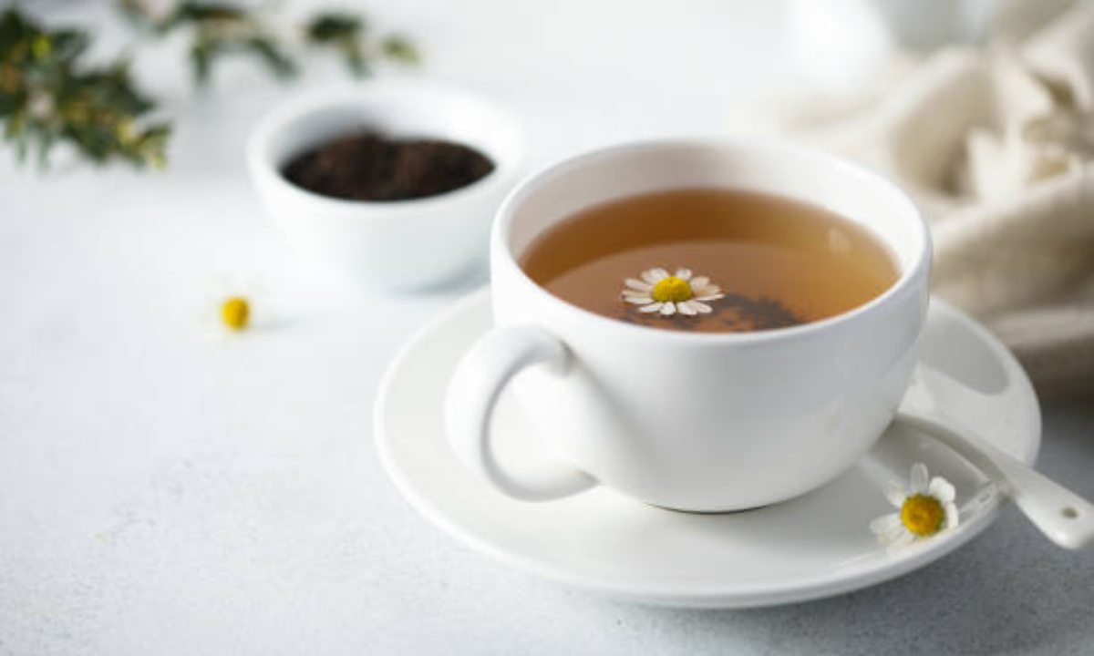 Té de manzanilla: ¿cuáles son los beneficios de tomarlo en las mañanas?