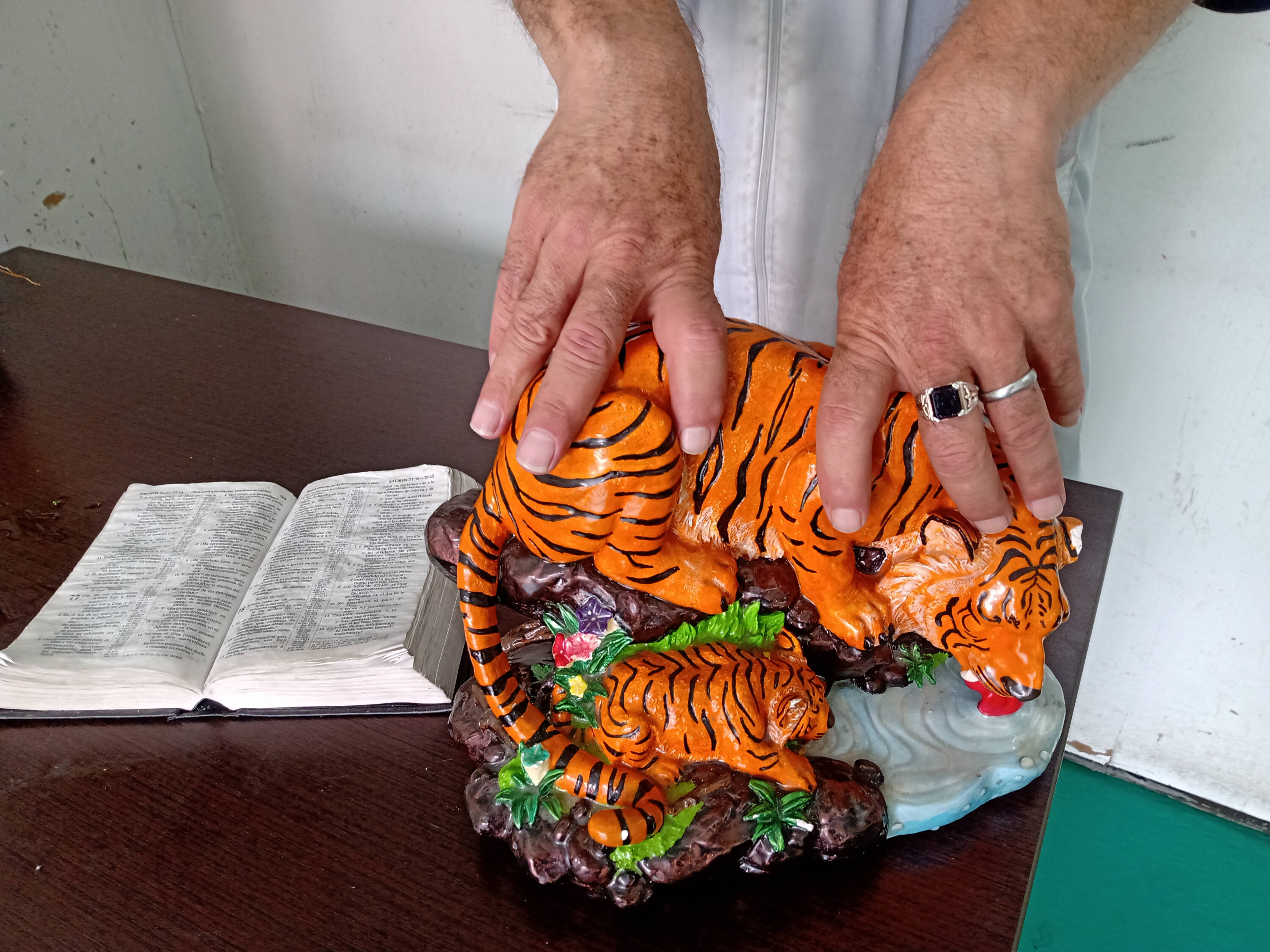 Bogotá: la historia de El Tigre, famoso sobandero de la ciudad