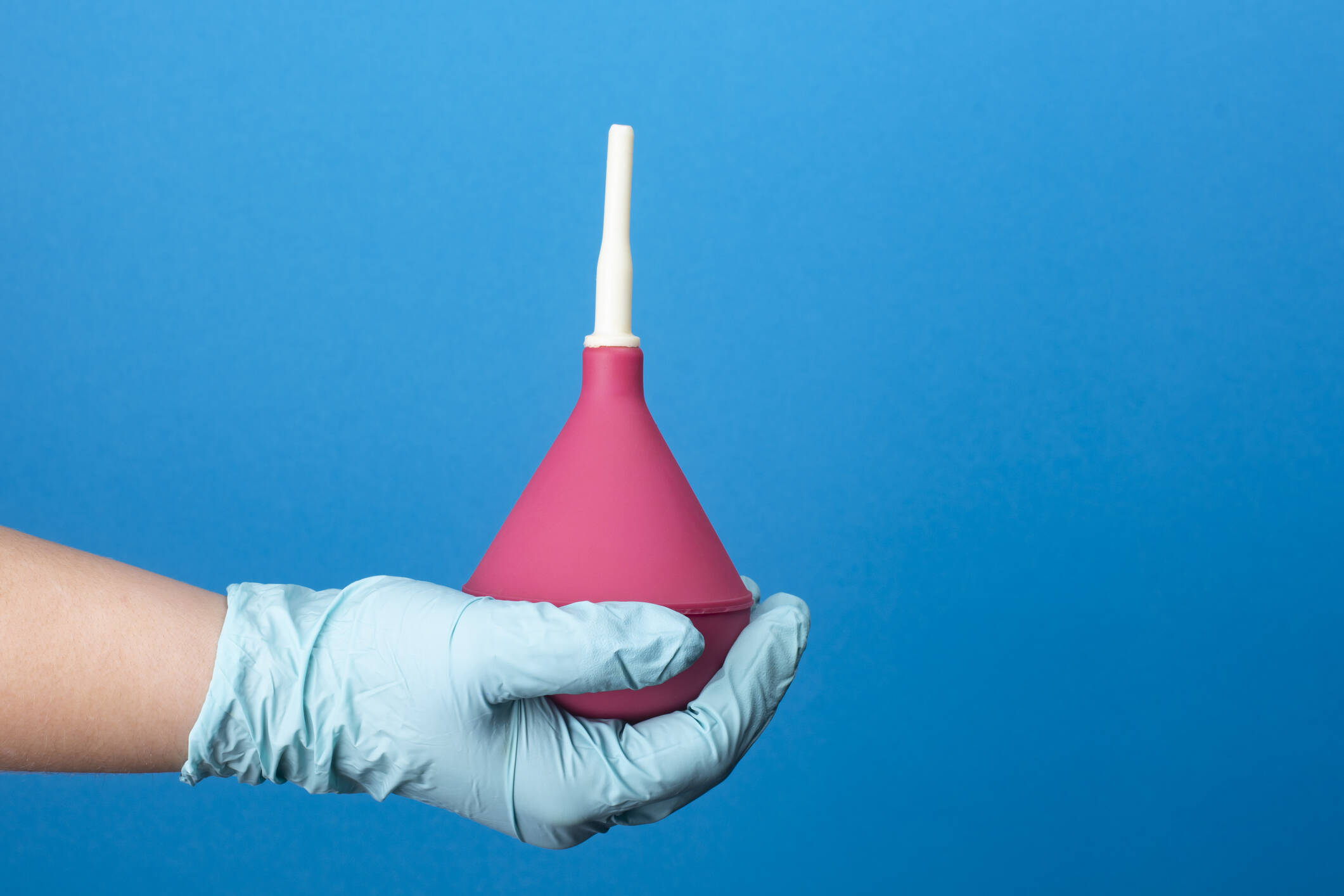 ¿Qué es un enema evacuante y cuándo es recomendable realizarlo?