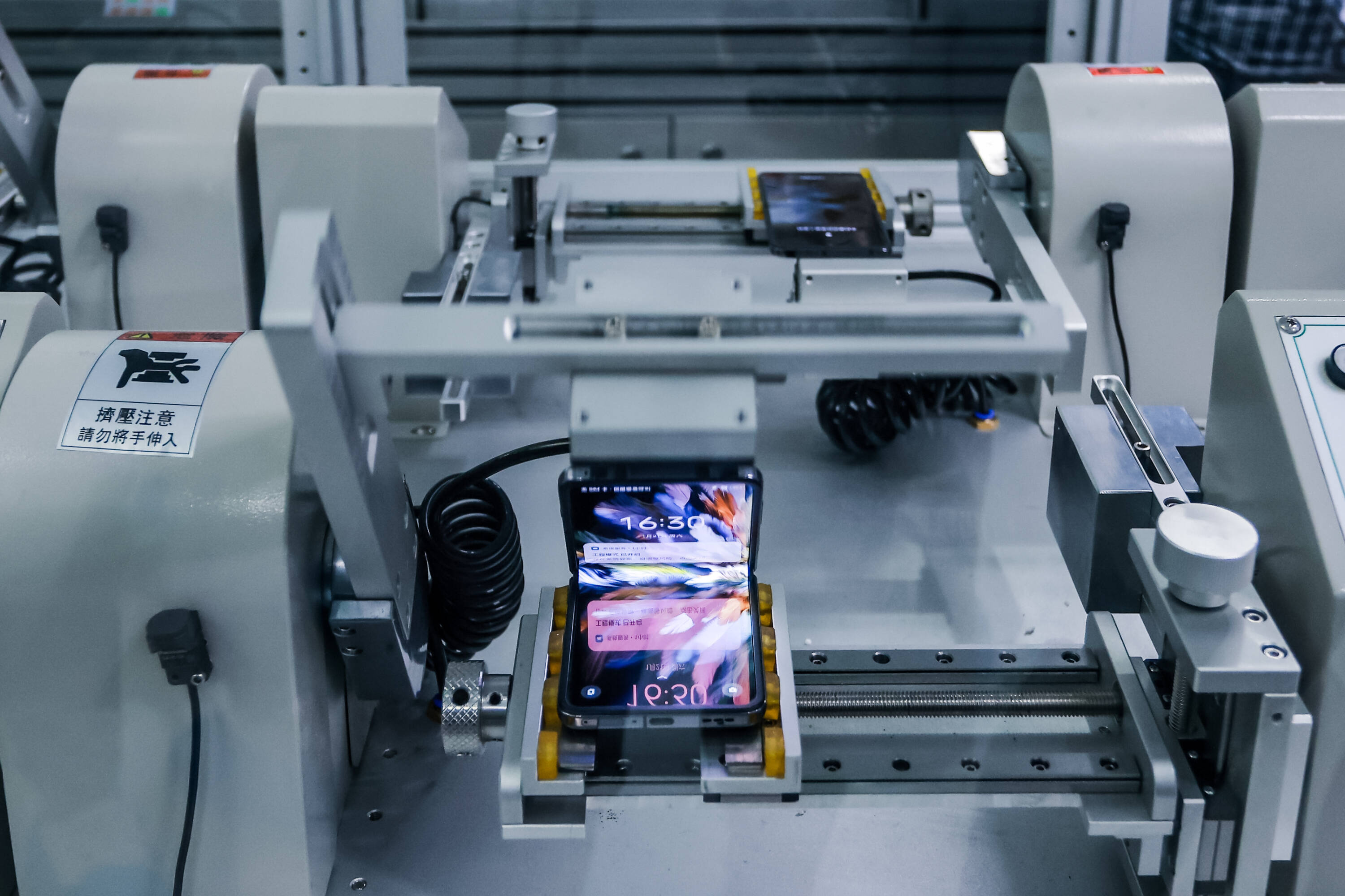 Cómo funciona una fábrica de celulares: le contamos los detalles