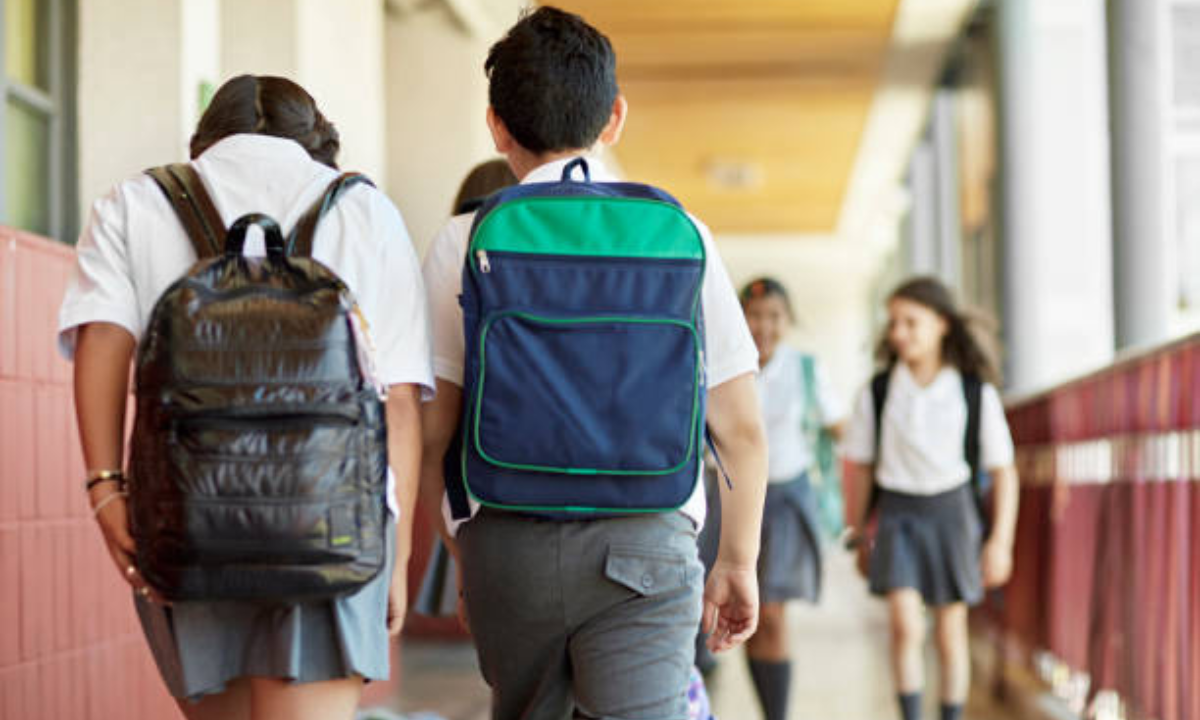 Niño de 7 años va con falda a la escuela y es aplaudido por sus compañeros