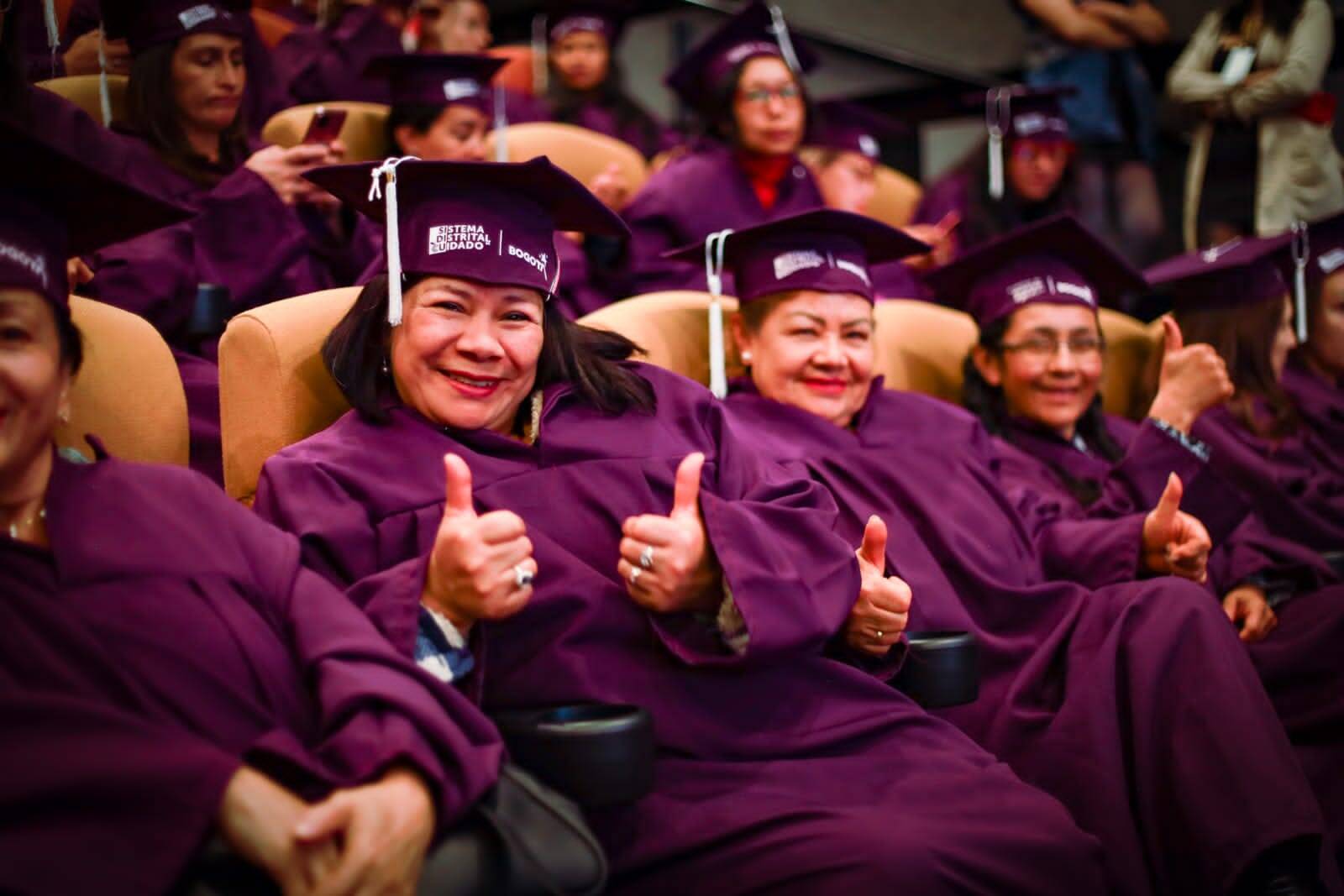 Centros de Inclusión Digital en Bogotá: más de 120 mujeres se graduaron