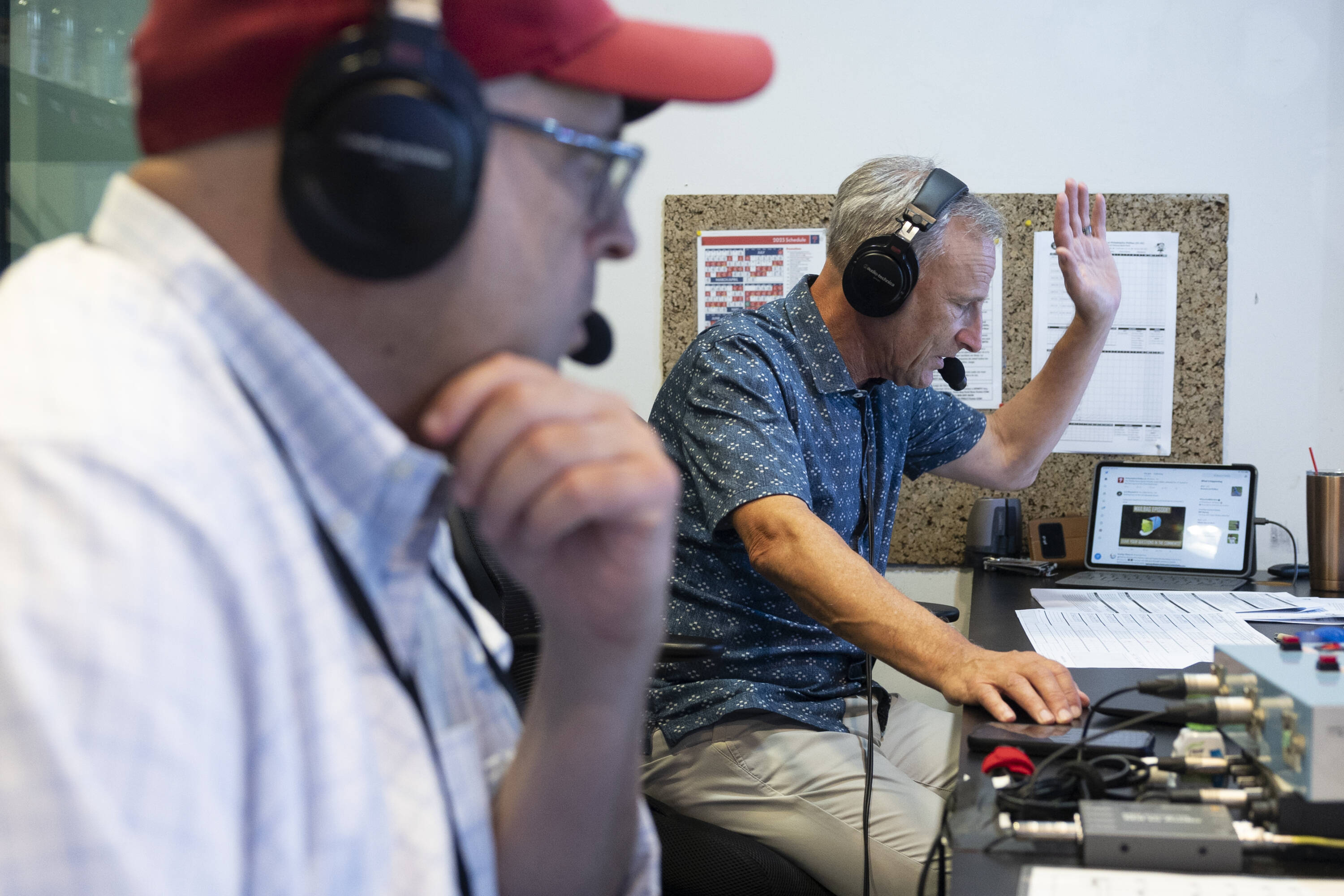 La curiosa historia del locutor de radio en español cuyo español deja ...