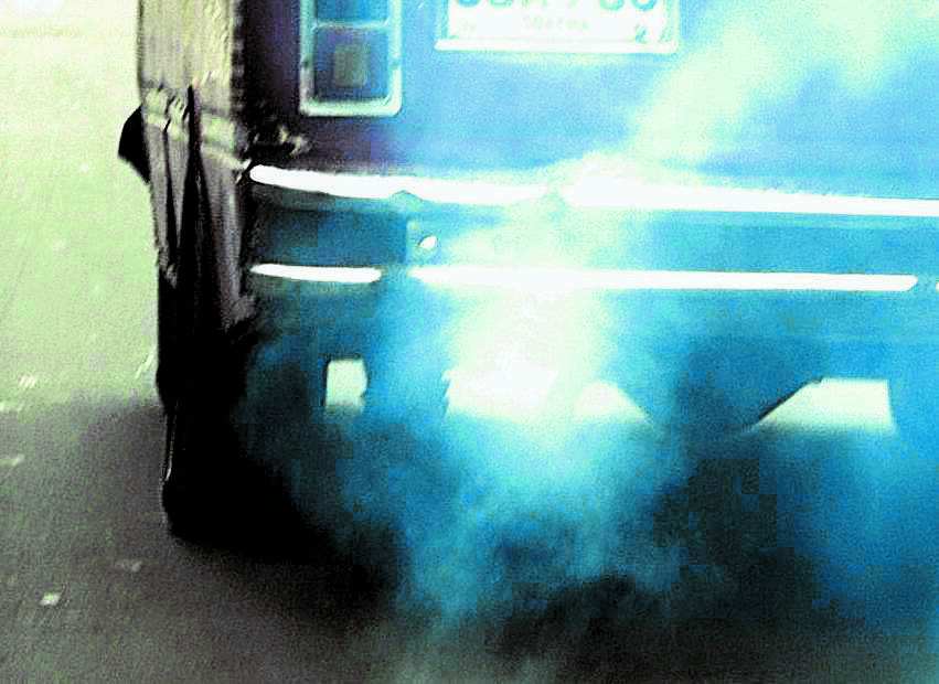 ¿Qué significan los colores del humo del carro?