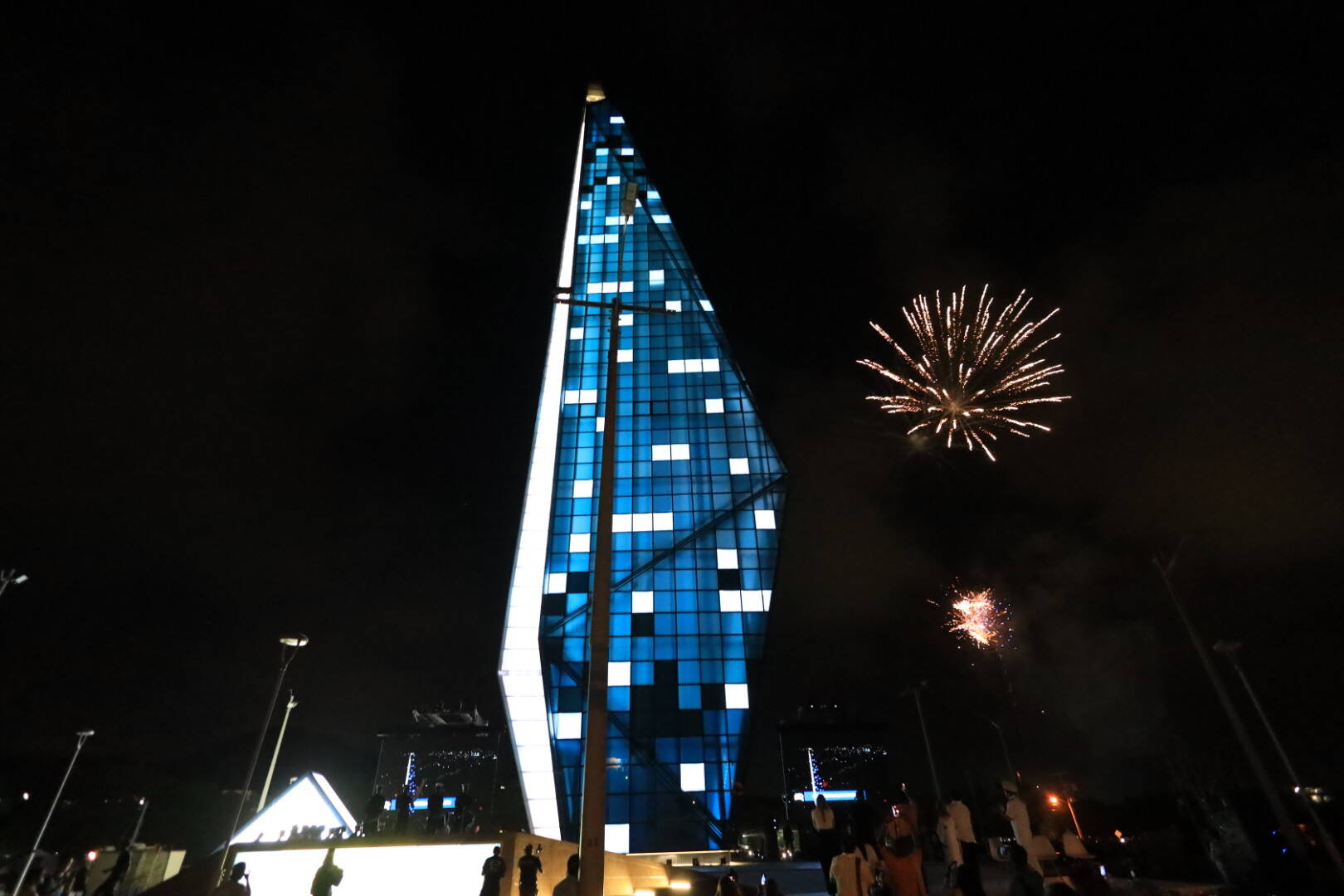Encendido el faro más grande de Colombia, la Ventana de Sueños