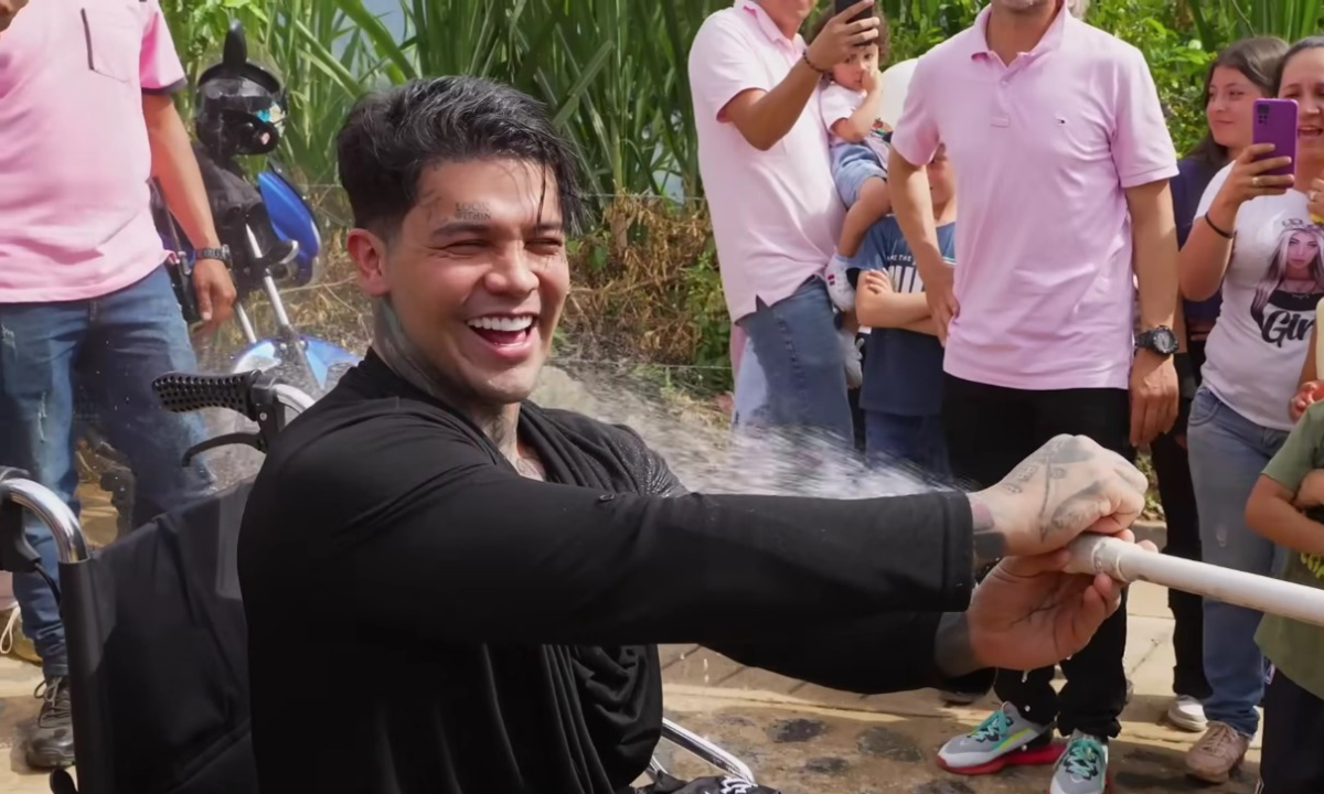 Yeferson Cossio se enorgullece al proporcionar agua potable a una ...