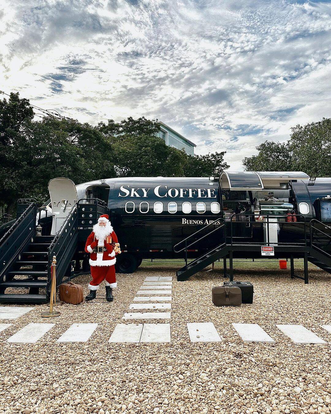 Fotos: el avión-cafetería que sirve capuchino con oro y es furor en Miami