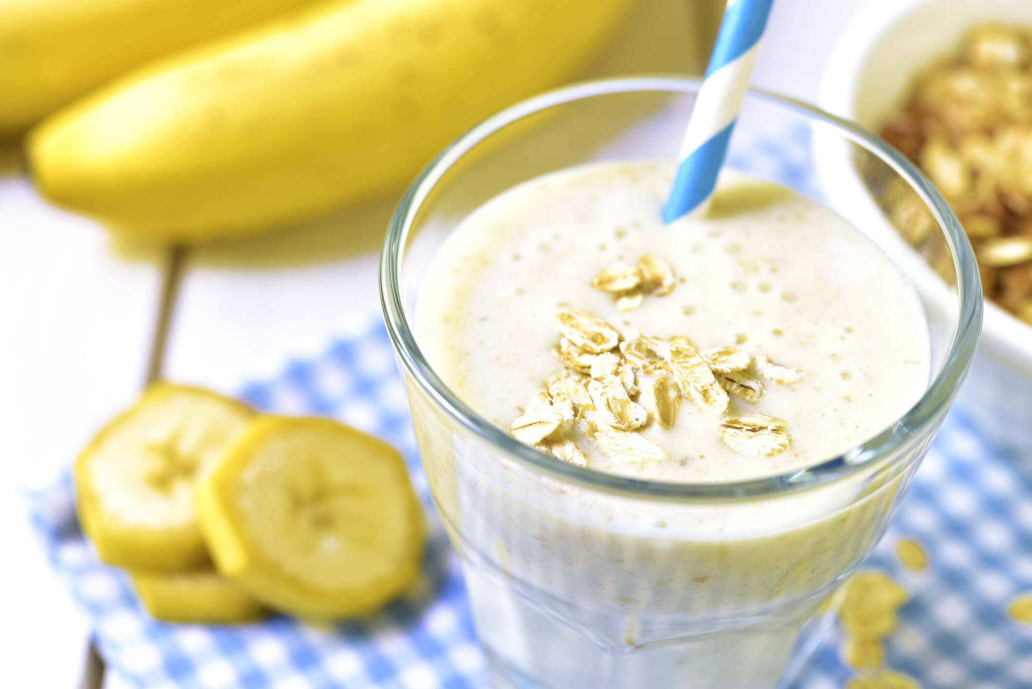Batido de banano y avena para ganar masa muscular en brazos y piernas