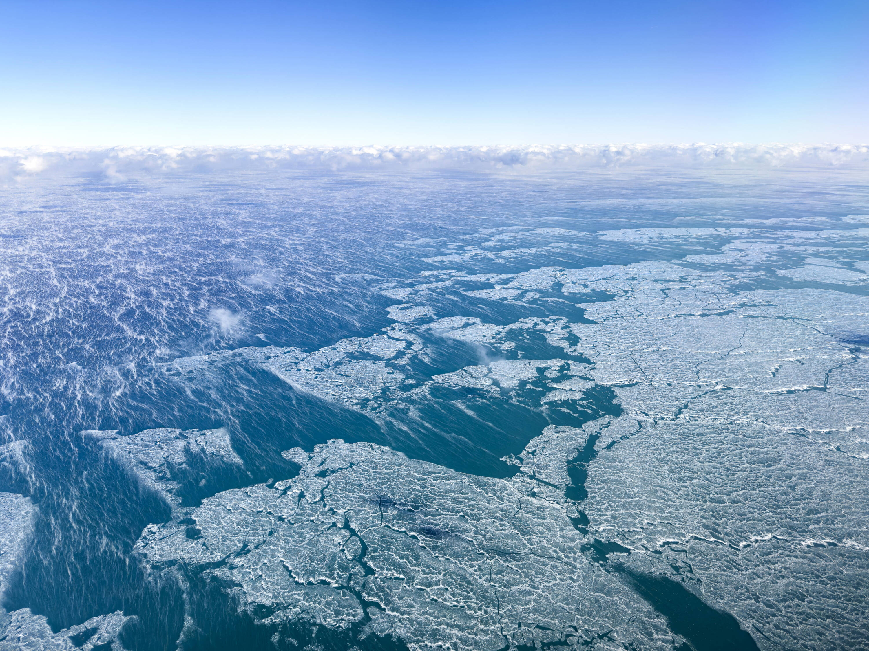 Tormenta invernal en Estados Unidos hace congelar el lago Michigan