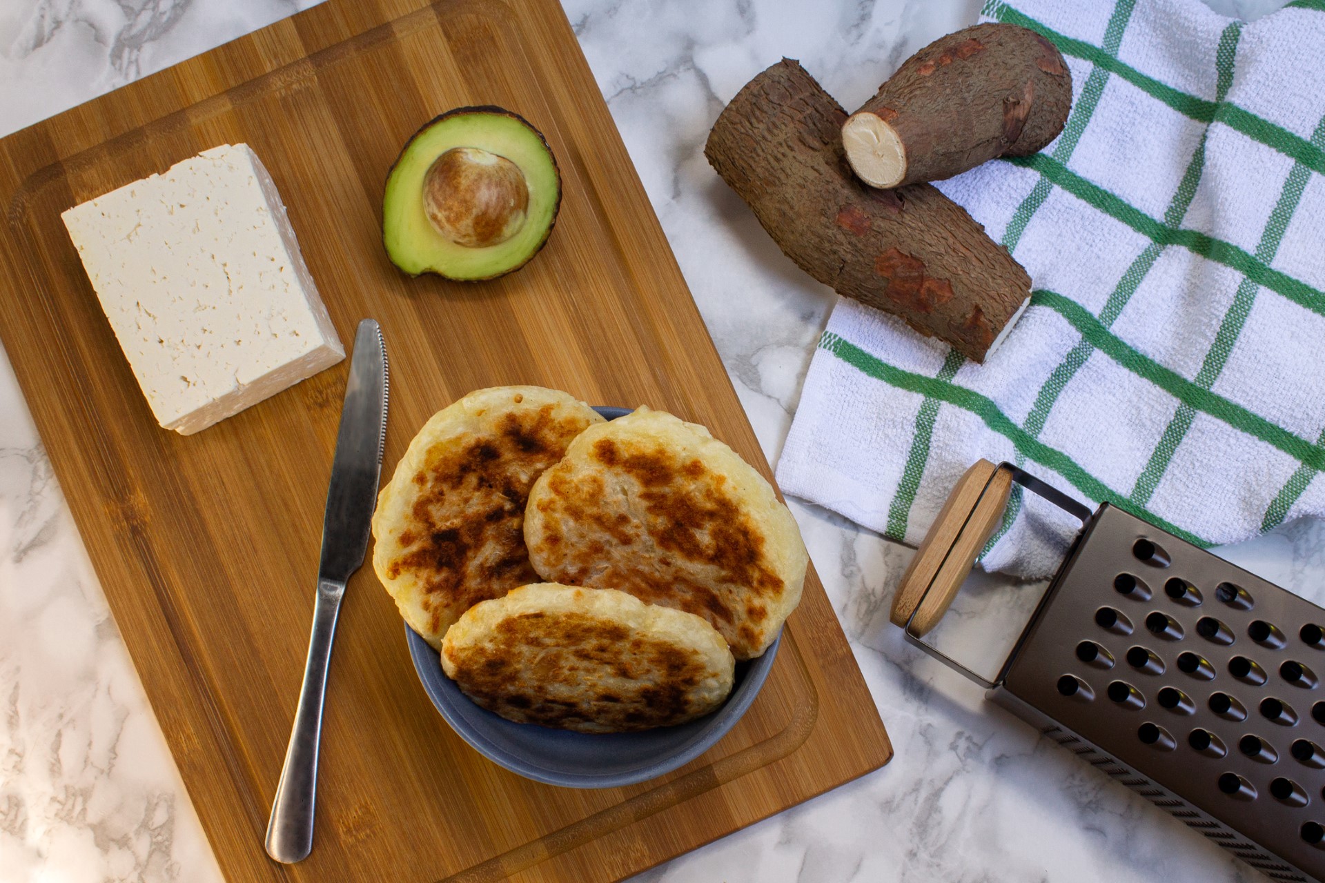 Receta para preparar unas exquisitas arepas de yuca con queso