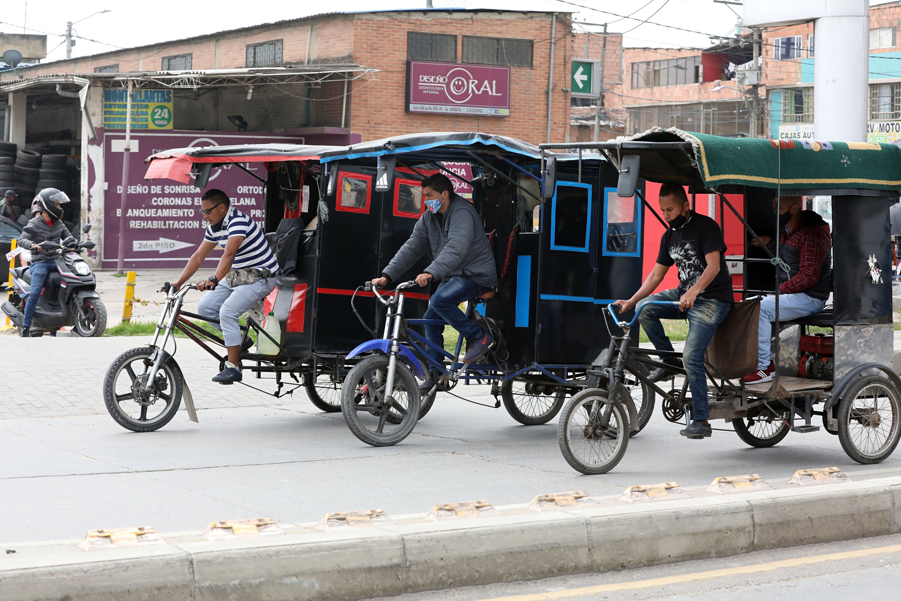 Alerta por imprudencia de bicitaxis en Bogotá: ¿quién les responde a ...
