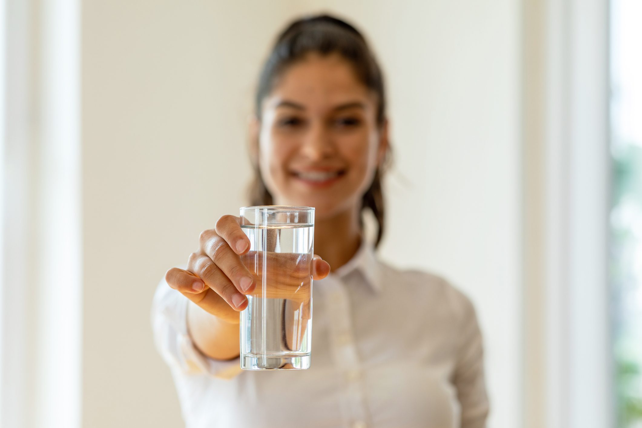 El efecto que tiene beber agua durante las comidas: ¿es mejor hacerlo ...