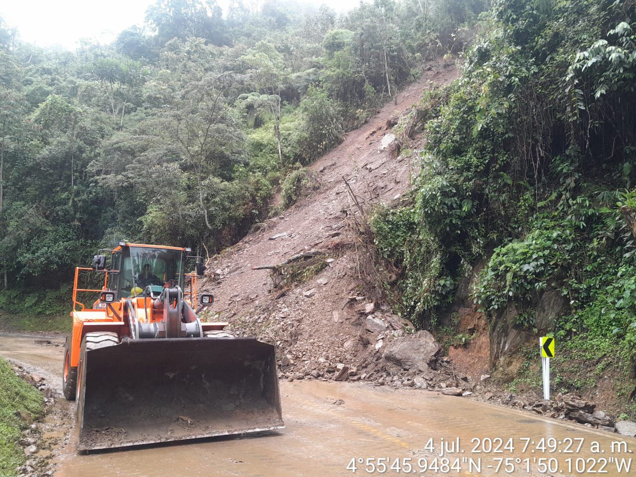 Caída de lodo y piedra generan taponamiento y congestión en la vía que conduce a Líbano y ...