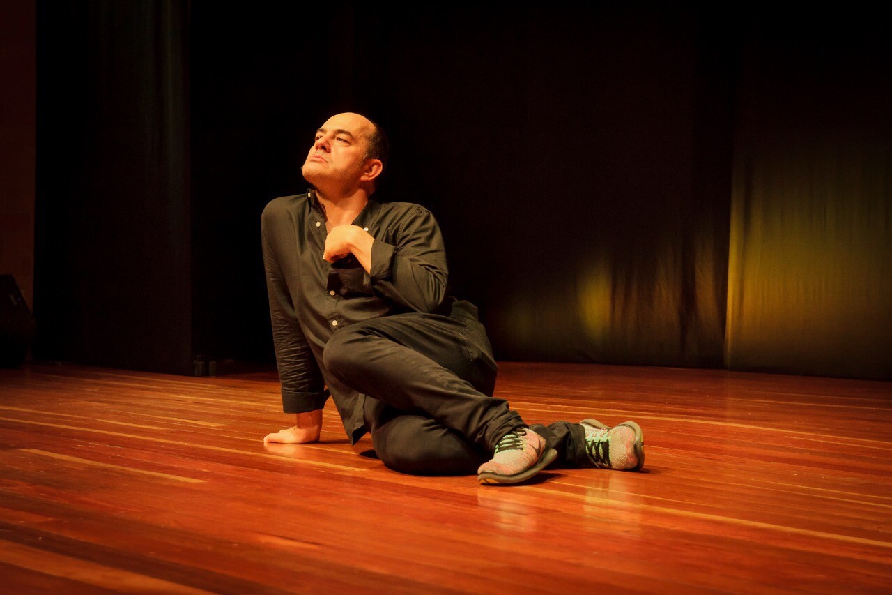 El actor colombiano Julián Arango presenta su monólogo 'Julianchou ...