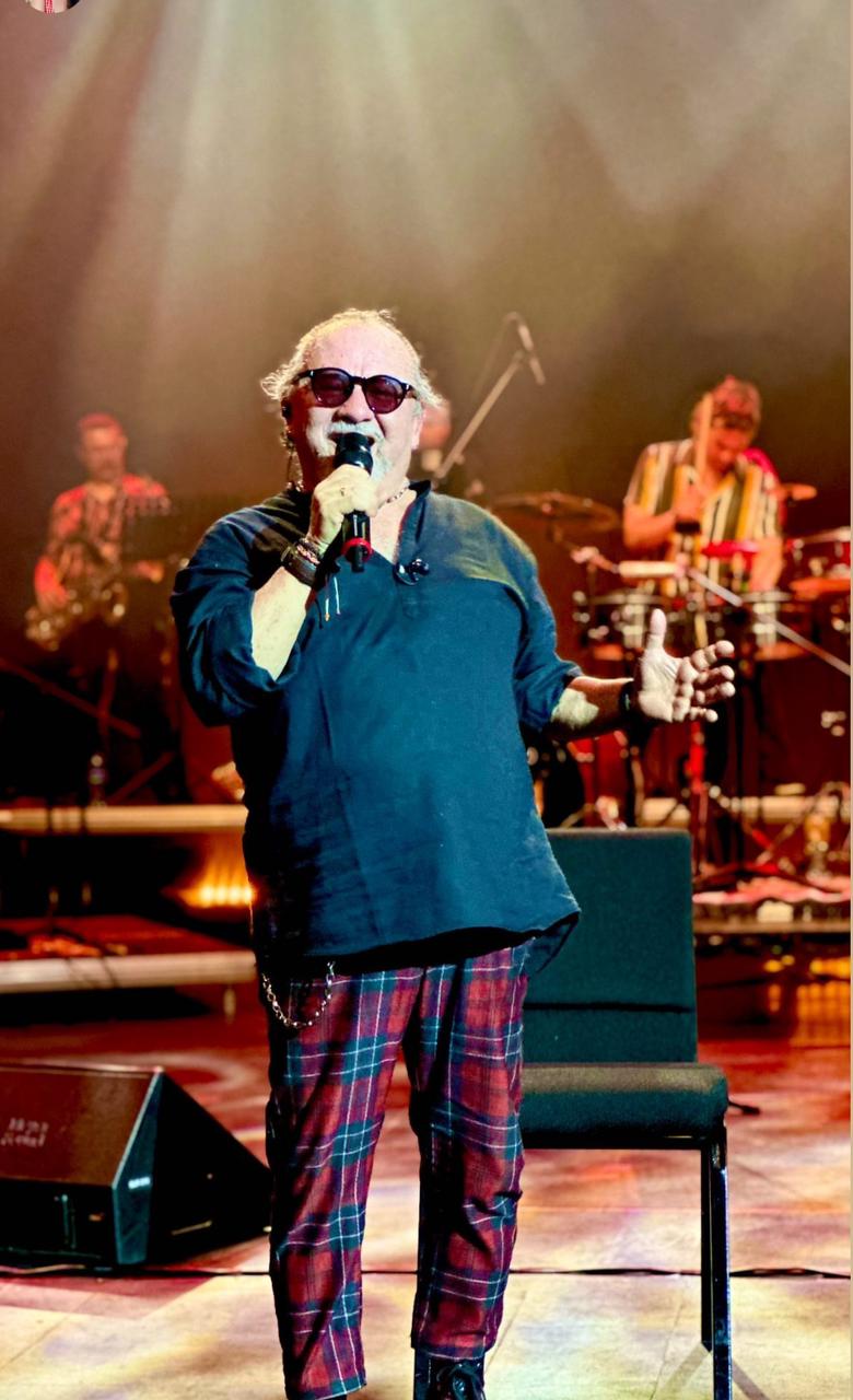 El cantante colombiano César Mora vive su vida al son de un bolero y ...