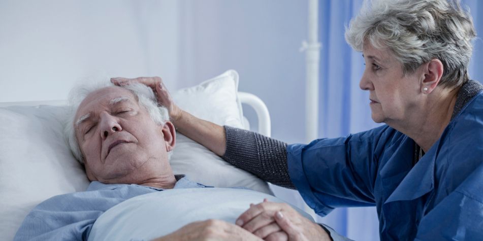 Los síntomas que aparecen en el cuerpo de una persona cuando está pronta a fallecer, según expertos