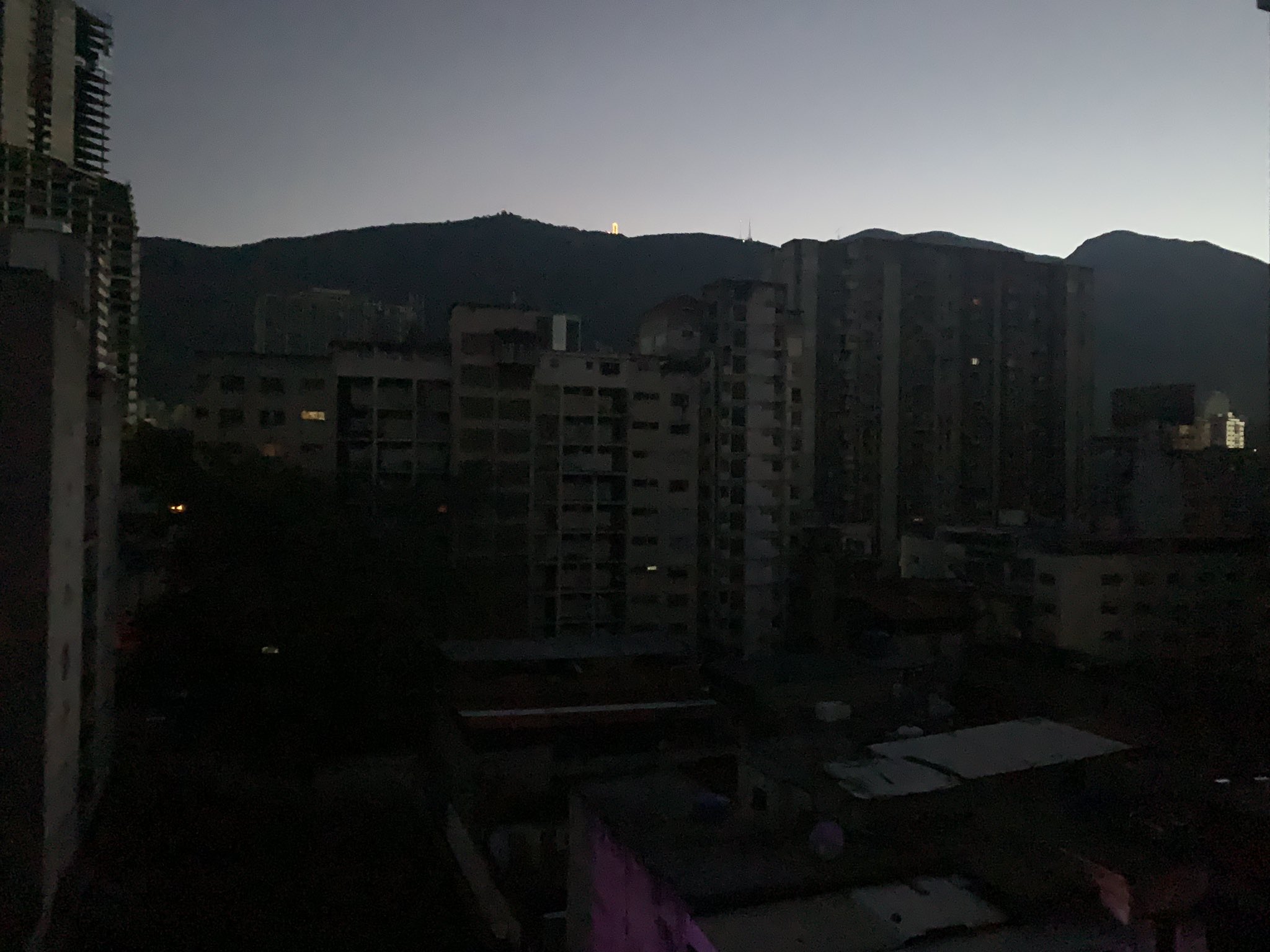 En plena crisis política y social, Venezuela sufre su apagón más largo ...