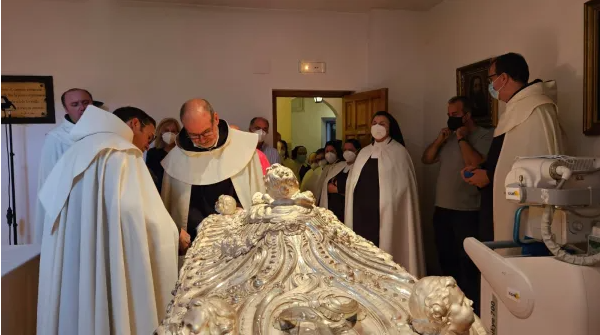 Fotos: abrieron el sepulcro de Santa Teresa de Jesús y su cuerpo sigue ...