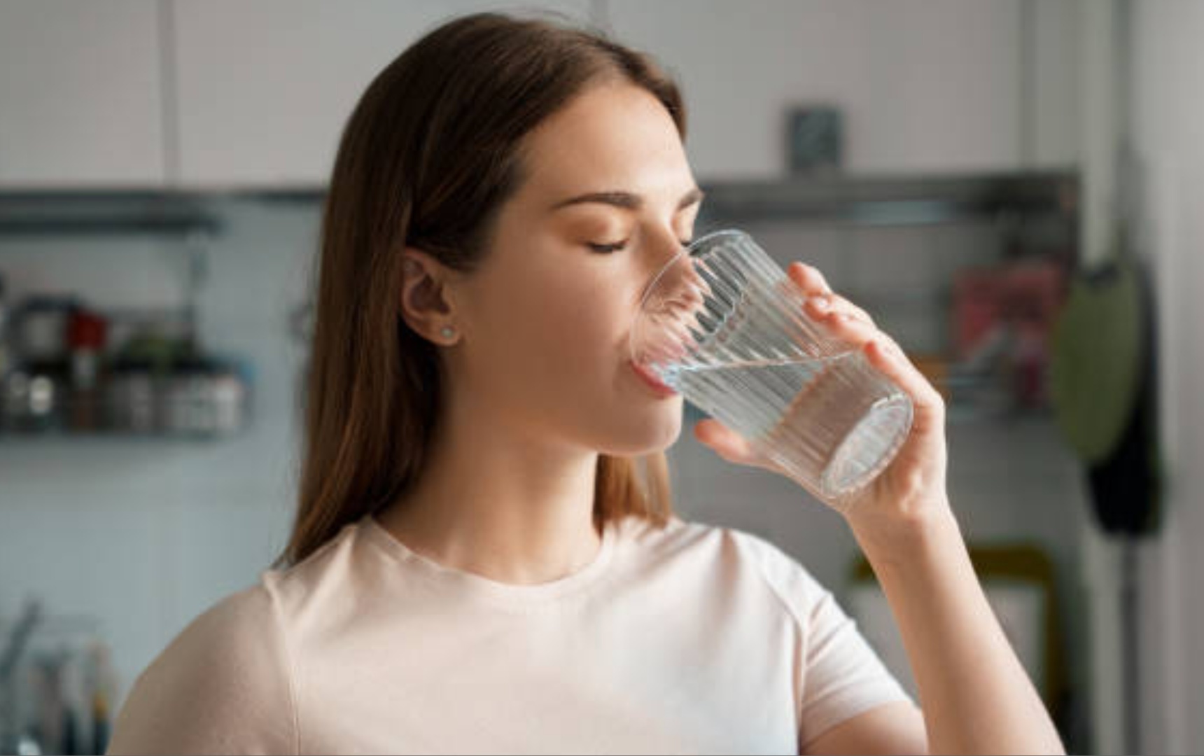 ¿Tomar agua antes o después de las comidas es perjudicial? Esto dice ...