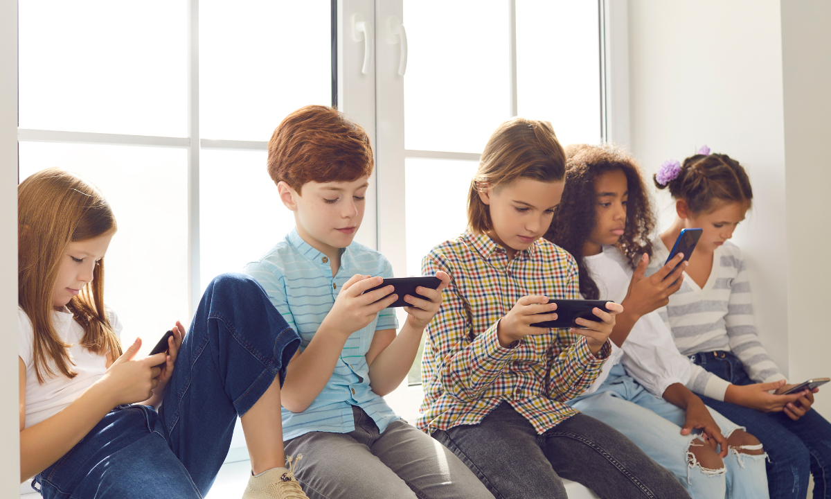 ¿Cómo evitar que los niños se peguen al celular en vacaciones? Técnicas ...