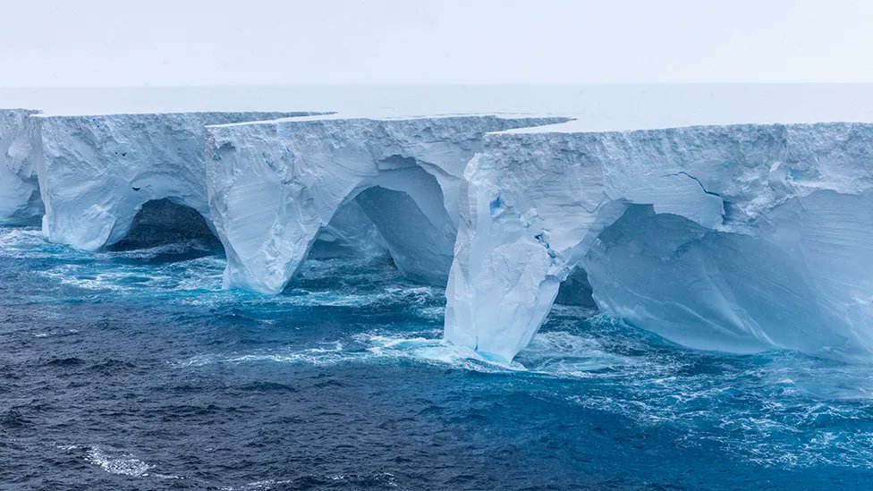 Pescador navegaba cuando encontró un iceberg negro con forma de ...