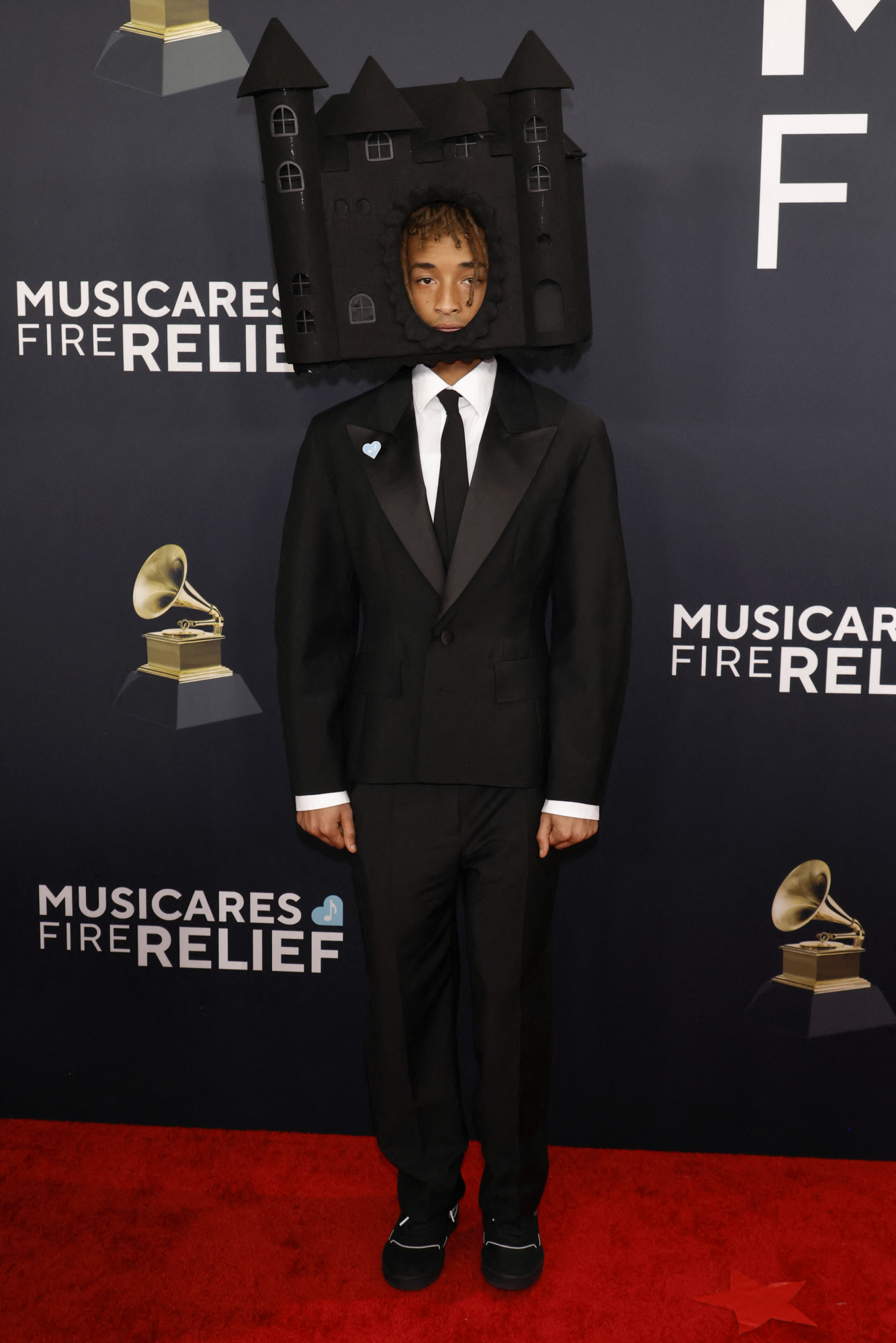 Grammy 2025: ¿Qué significa el castillo con el que llegó en la cabeza ...
