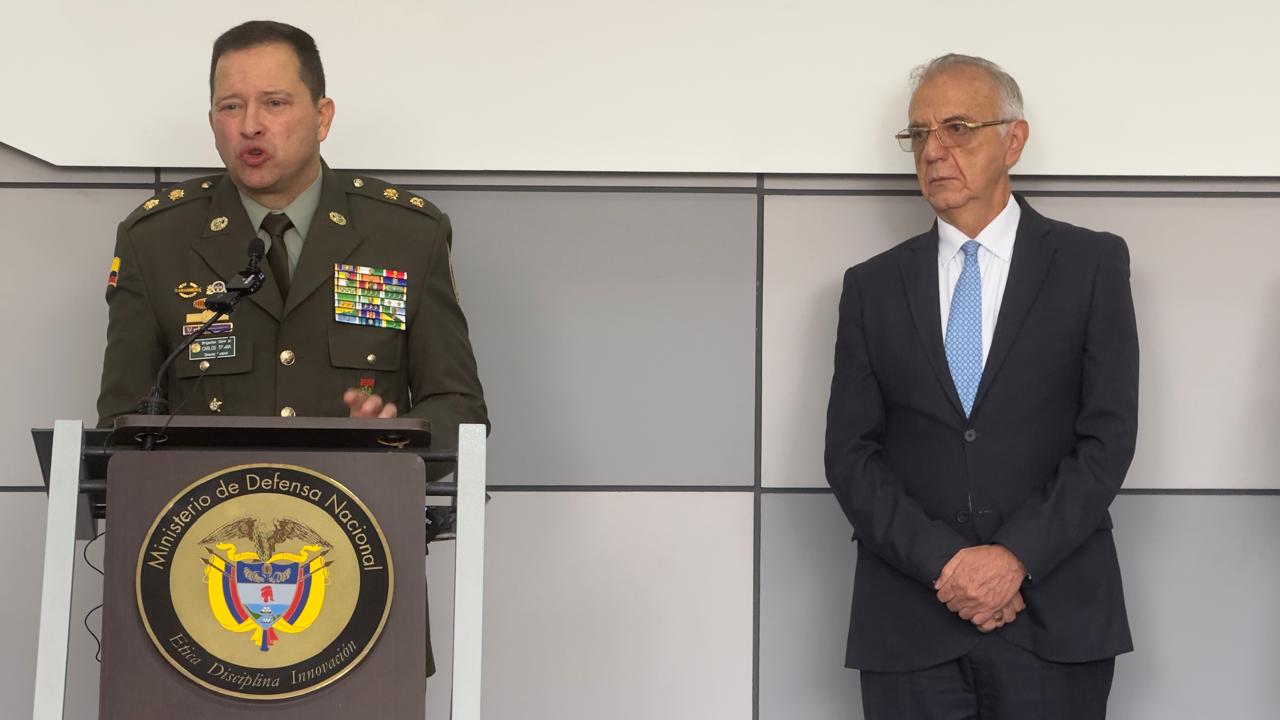 El general Carlos Triana asume la dirección de la Policía Nacional con ...