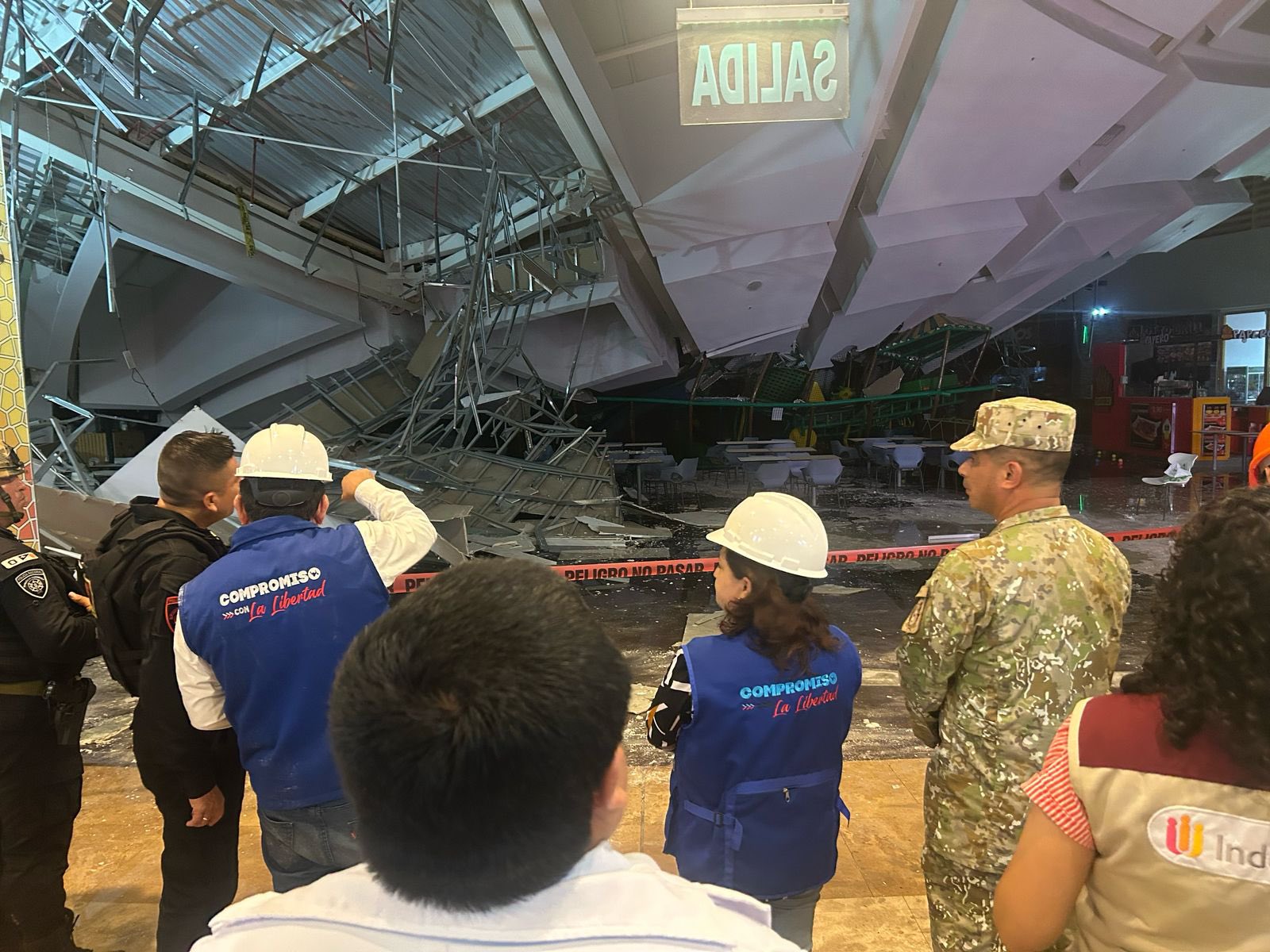 Video | Caída del techo de centro comercial en Perú deja al menos 3 ...