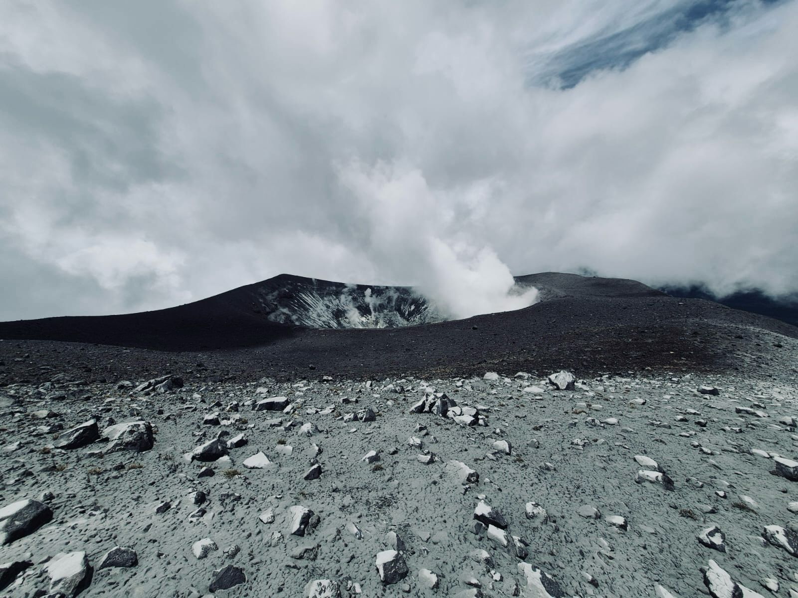 Impresionantes imágenes captadas por la UNGRD: así ve el cráter del ...