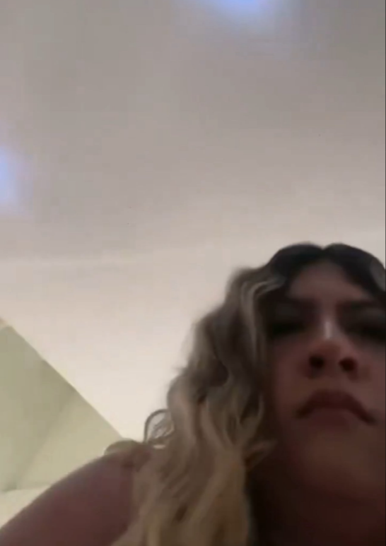 ¿Quién es la mujer que aparece en la transmisión en vivo en la que fue asesinada la influencer ...