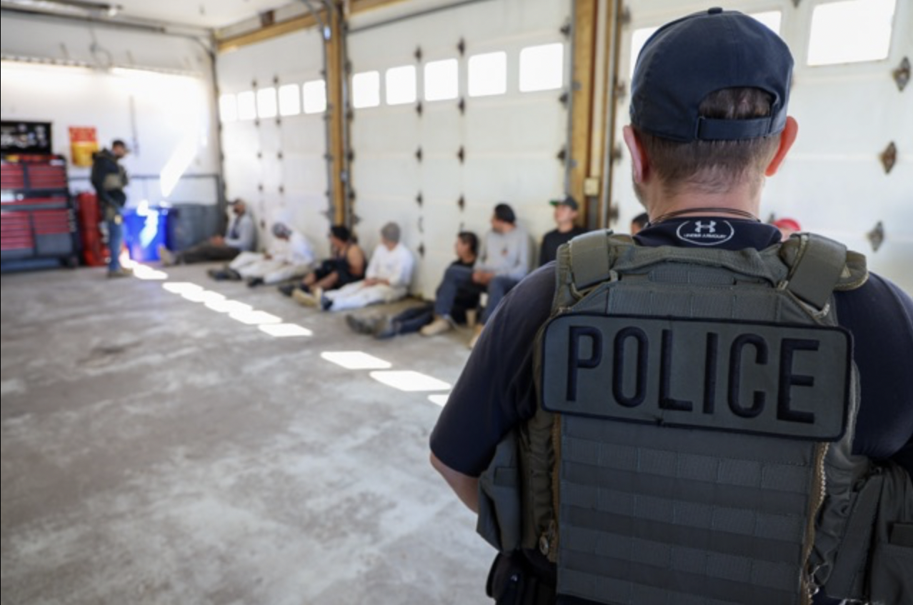 ICE acaba de cambiar las reglas: esto afecta a miles de migrantes y ...