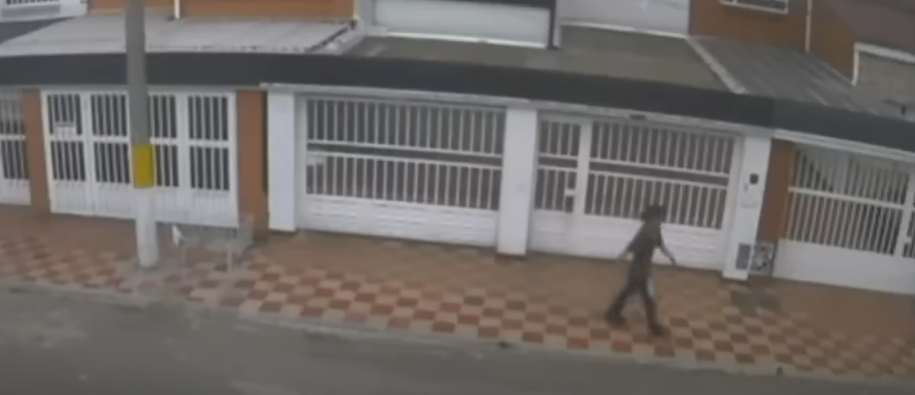 Los videos que revelan que menor que disparó a Miguel Uribe Turbay no estaba solo: este fue su ...