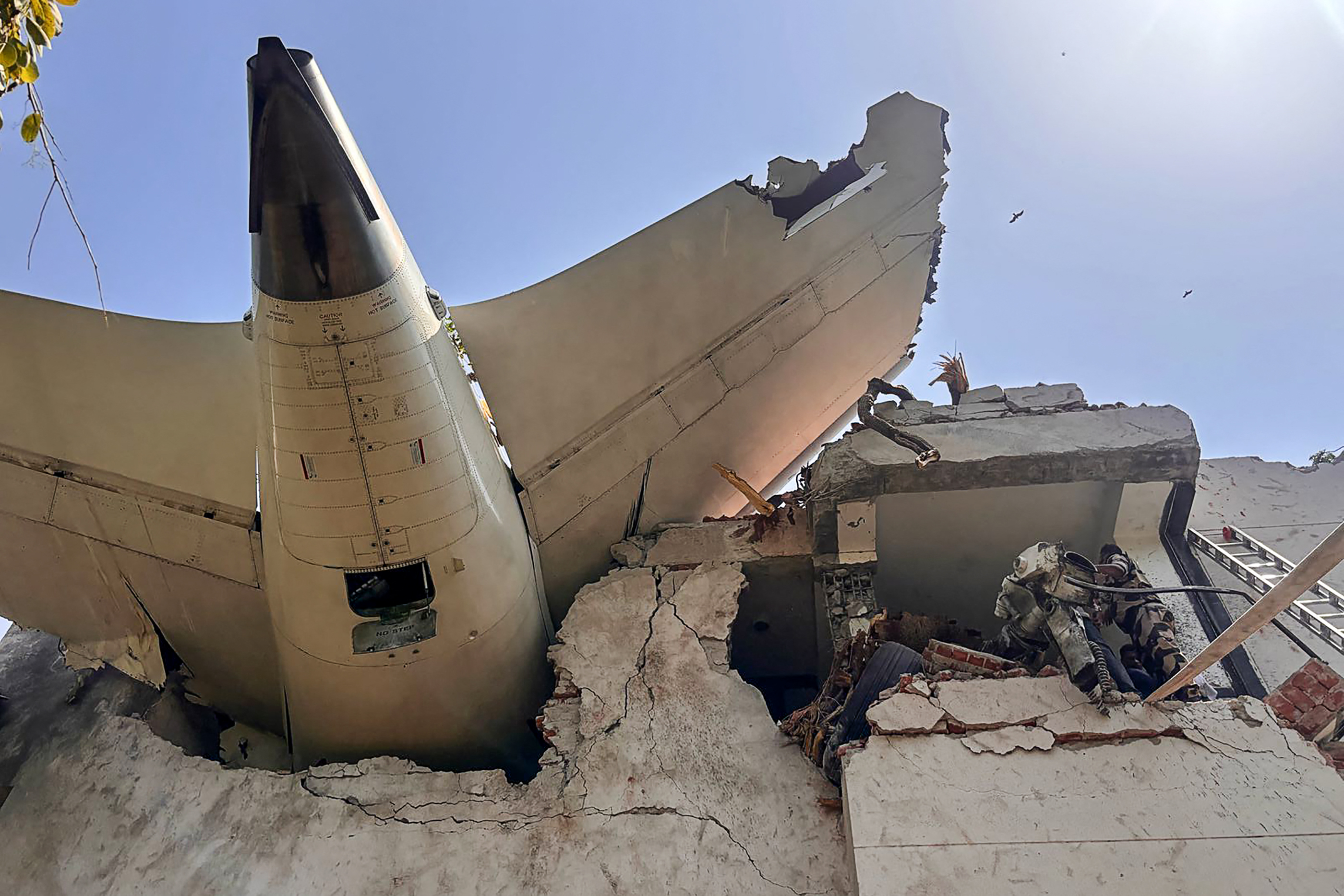 Hay giro en investigación del accidente de avión Boeing 787 de Air India por un posible ...