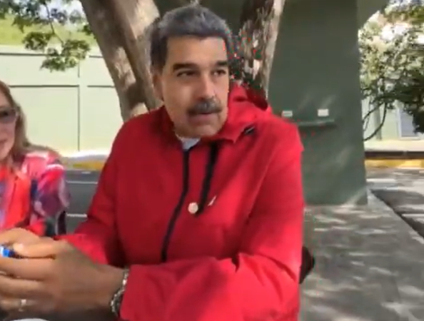 Vergüenza: Nicolás Maduro esconde costoso reloj Rolex durante transmisión ¿Cuánto vale la joya?